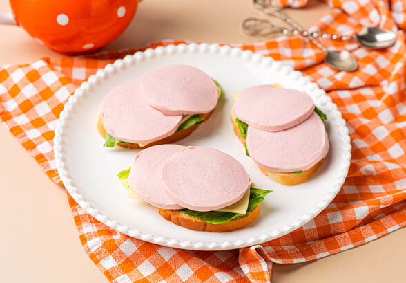 Бутерброд с колбасой и сыром, как в детстве, рецепт | ЩИ журнал ВкусВилла